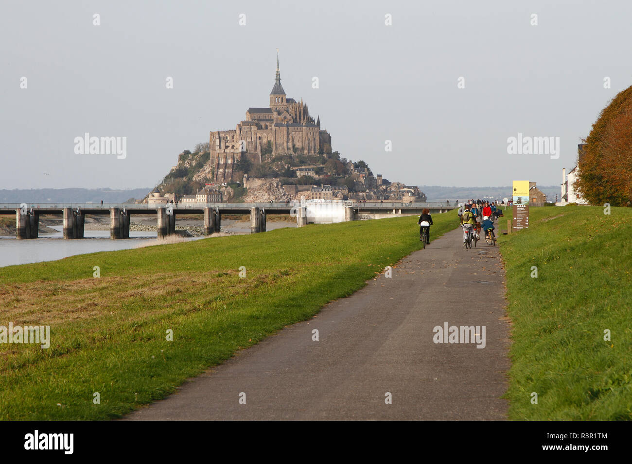 Tourist trail along the Couesnon river in front of Mont Saint-Michel ...