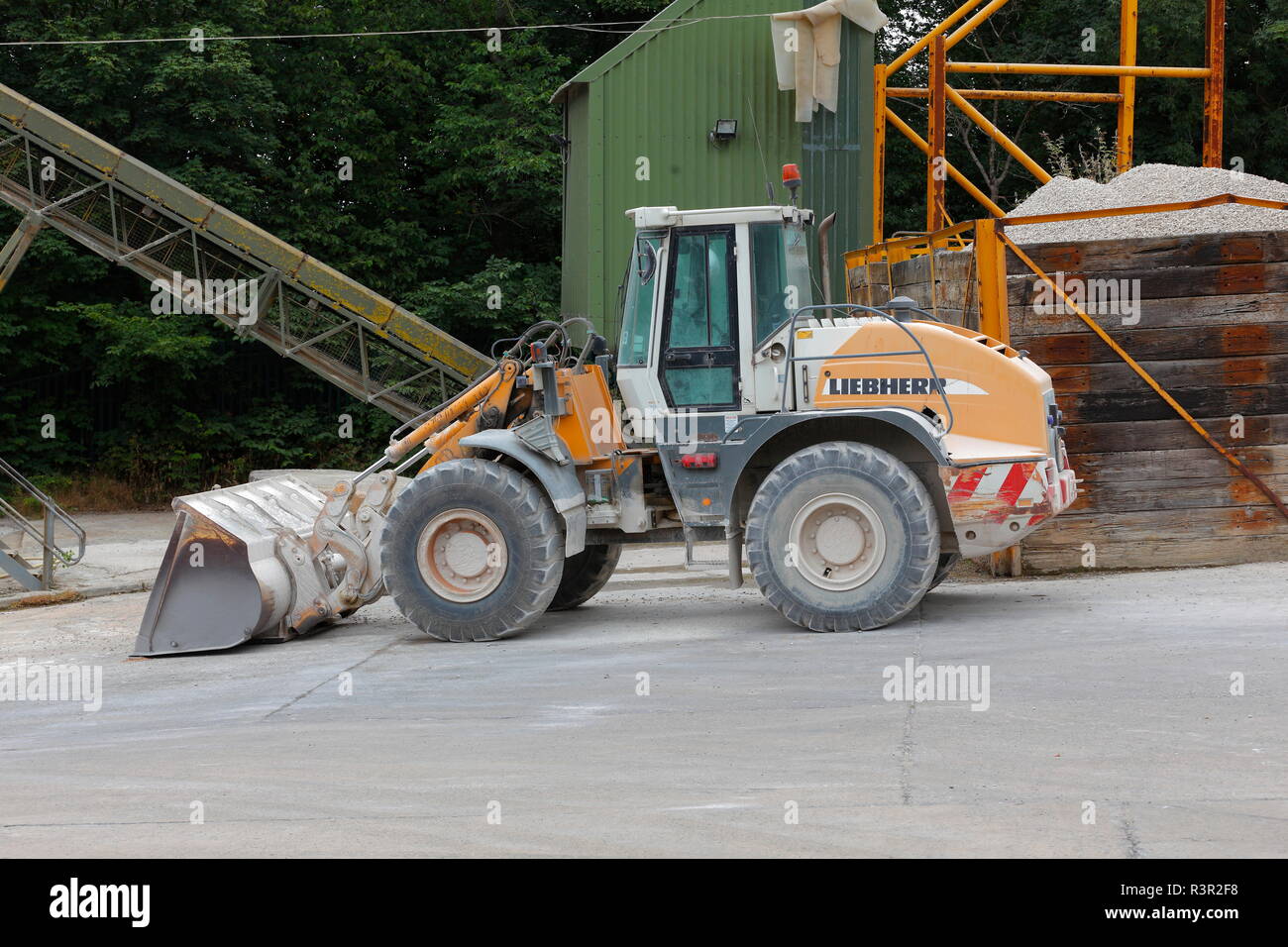 Liebherr loading shovel hi-res stock photography and images - Alamy