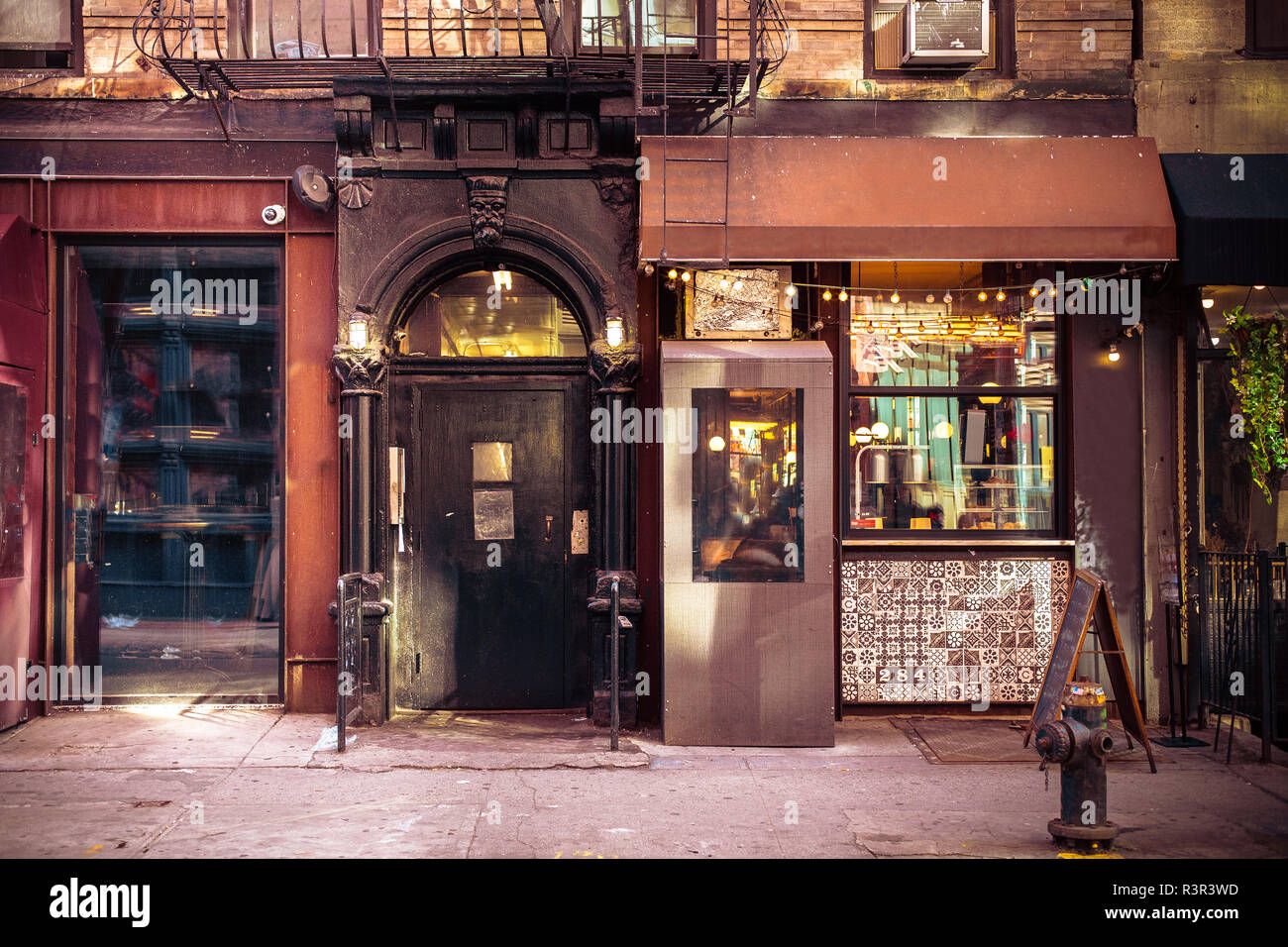 Vintage downtown storefront hi-res stock photography and images - Alamy