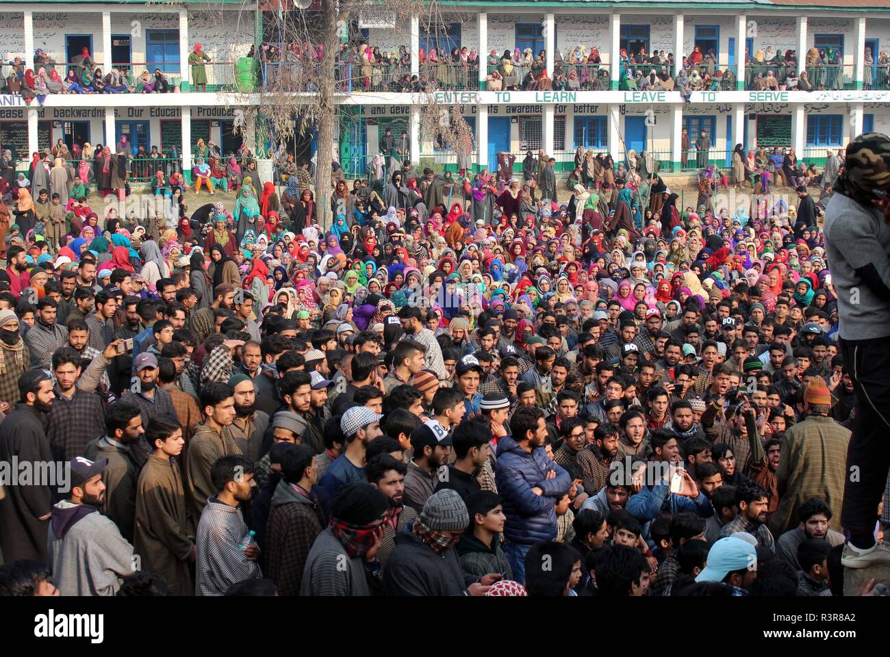 Anantnag, India. 23rd Nov, 2018. Thousands attend the funeral prayers ...
