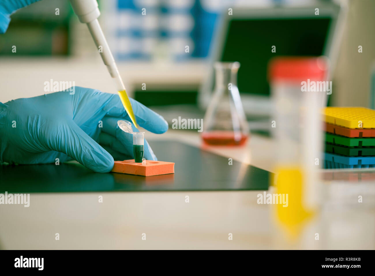 Pipetting sample hi-res stock photography and images - Alamy