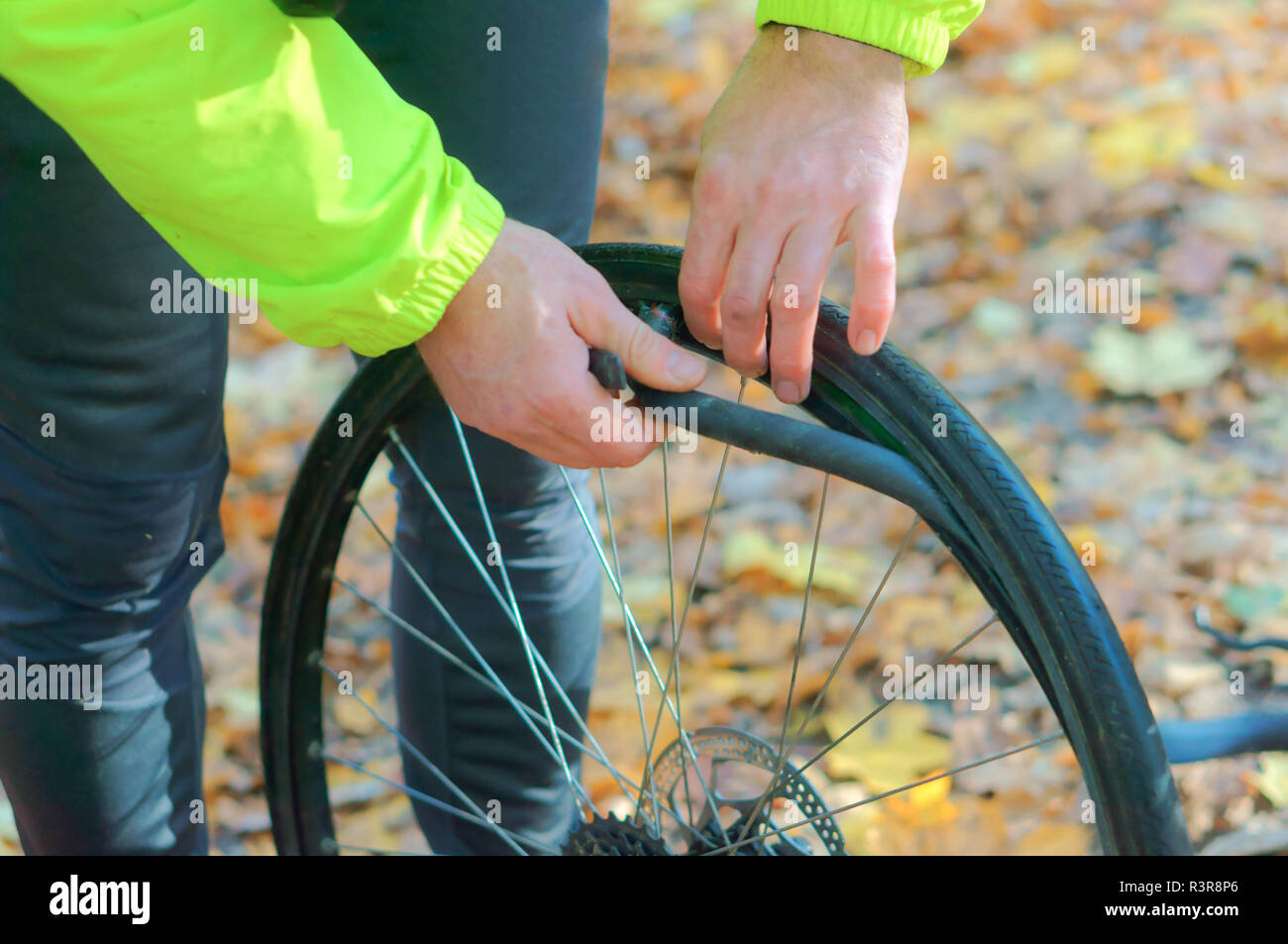 remove the tire from the wheel, disassemble the Bicycle wheel, repair ...