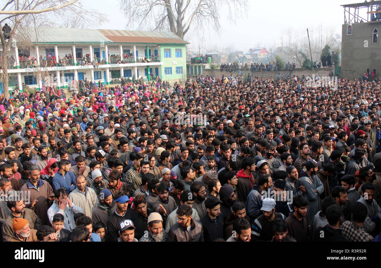 Anantnag, India. 23rd Nov, 2018. Thousands attend the funeral prayers ...