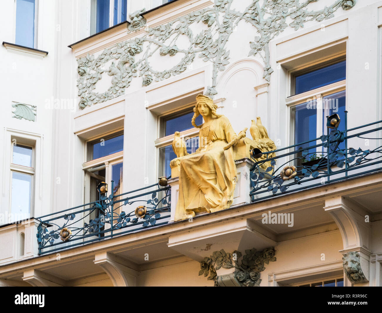 Gold railing hi-res stock photography and images - Alamy