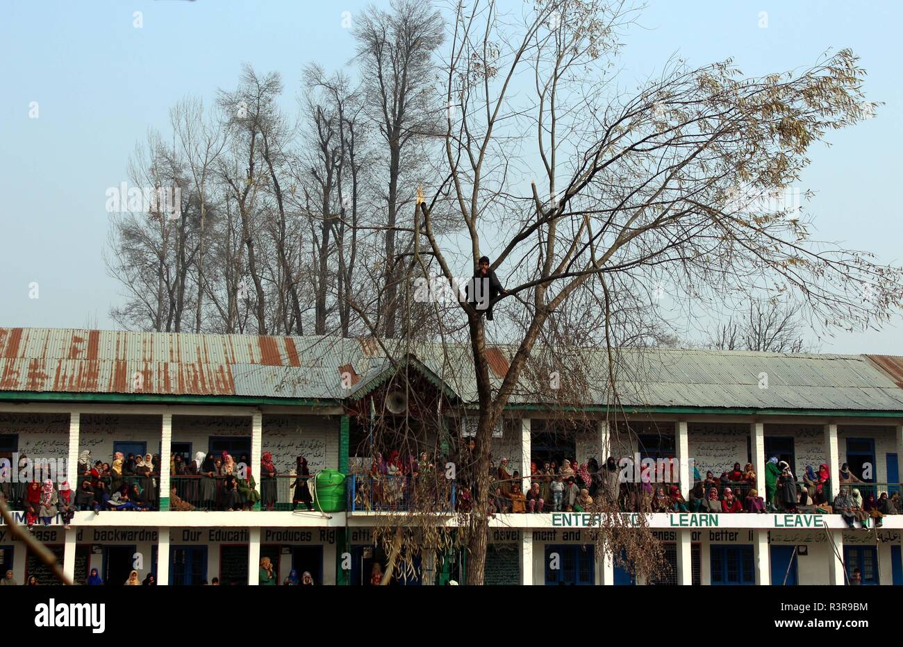 Anantnag, India. 23rd Nov, 2018. Thousands attend the funeral prayers ...