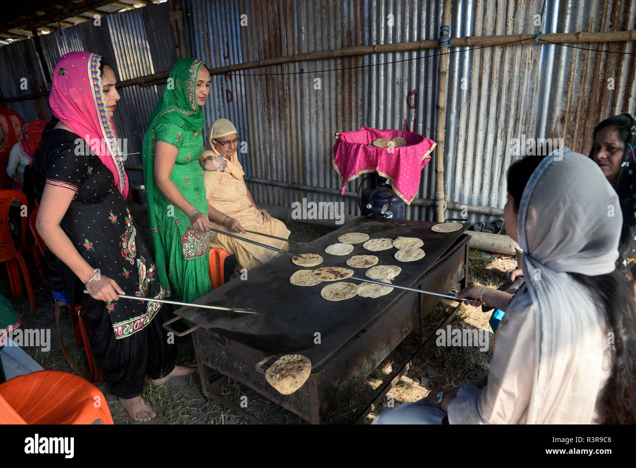 Kolkata, India. 23rd Nov, 2018. Sikh women prepare traditional roti or ...