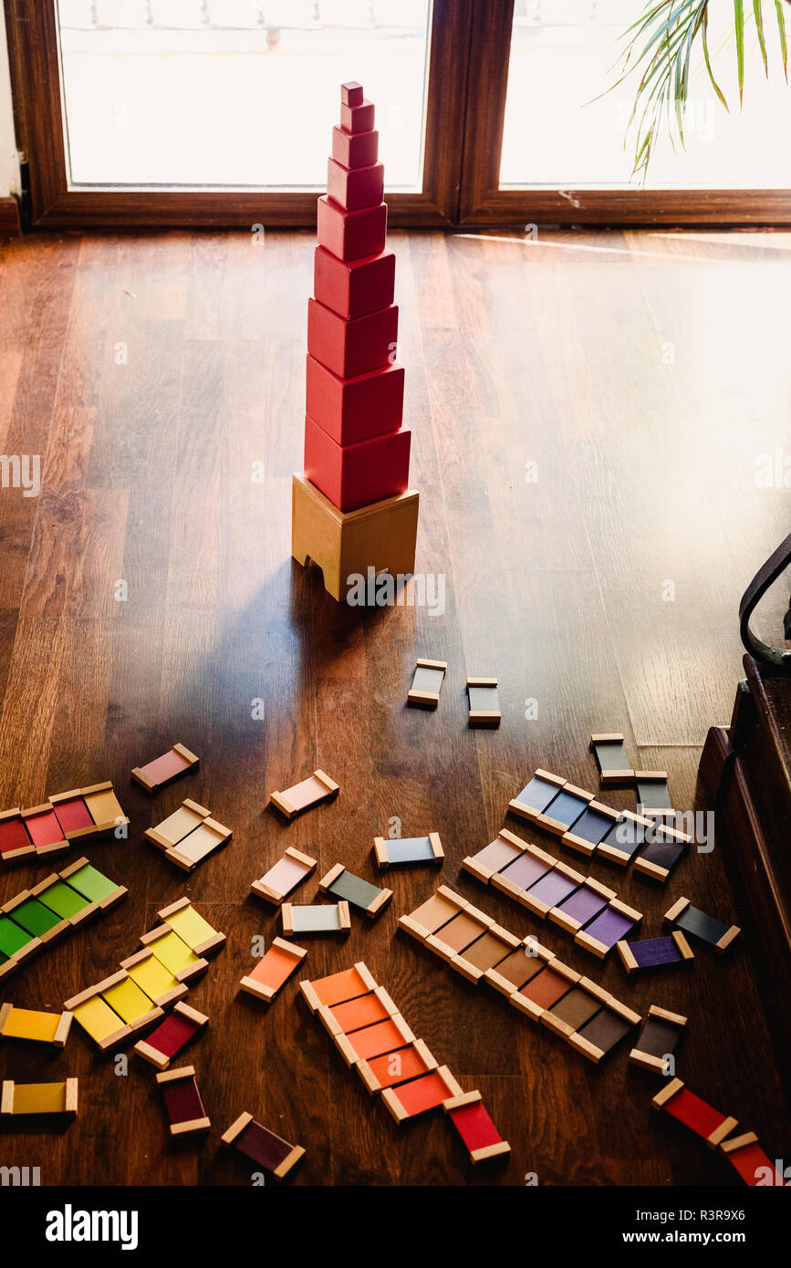 Children playing with pink tower in a Montessori class Stock Photo - Alamy