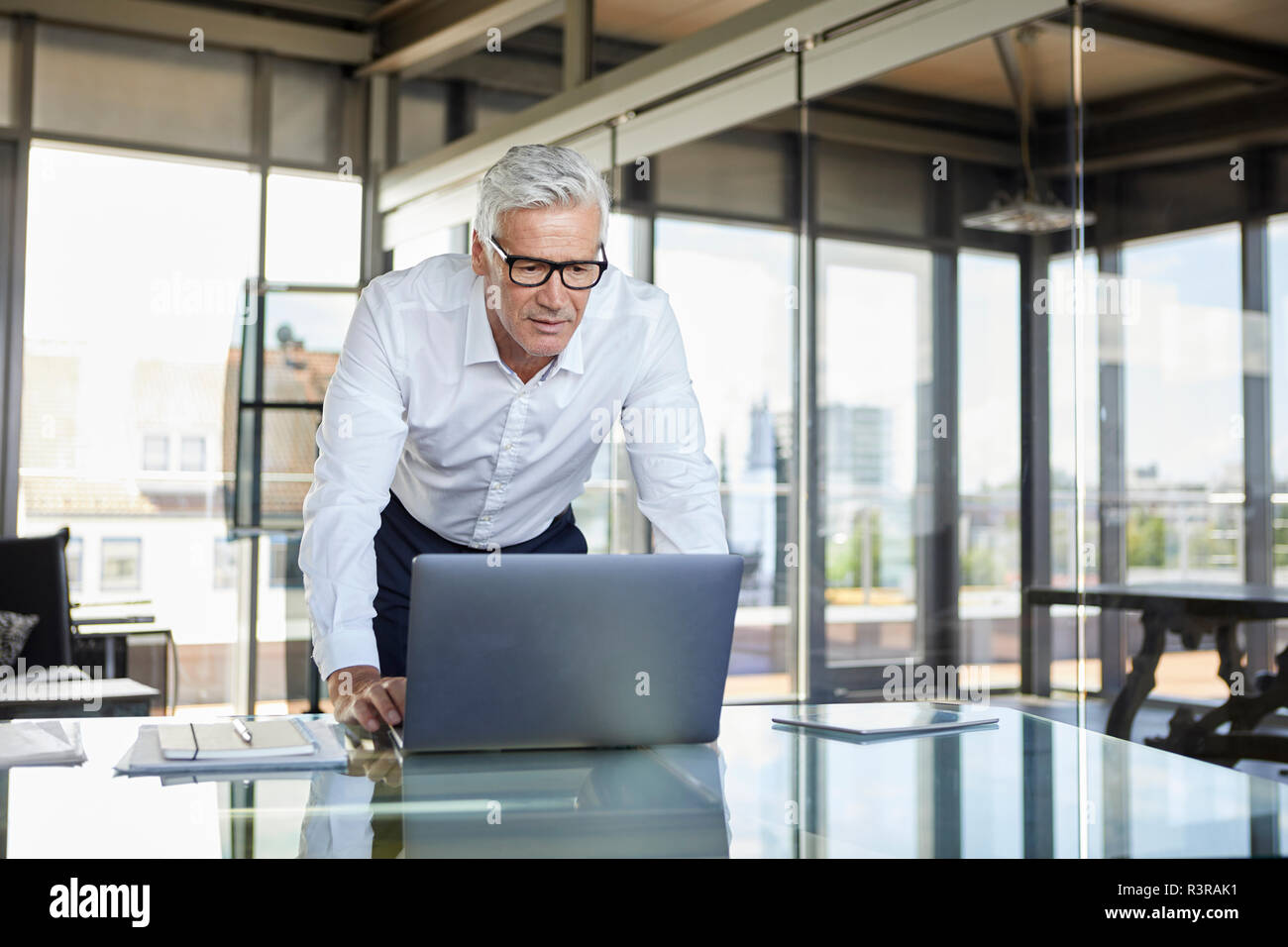 Stand up desk hi-res stock photography and images - Alamy