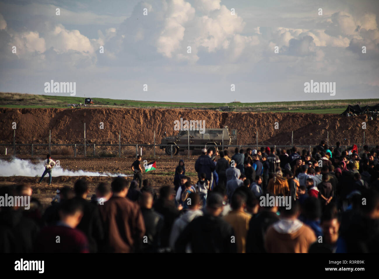 Gaza, Gaza. 23rd Nov, 2018. Palestinians take part in the "Great March ...