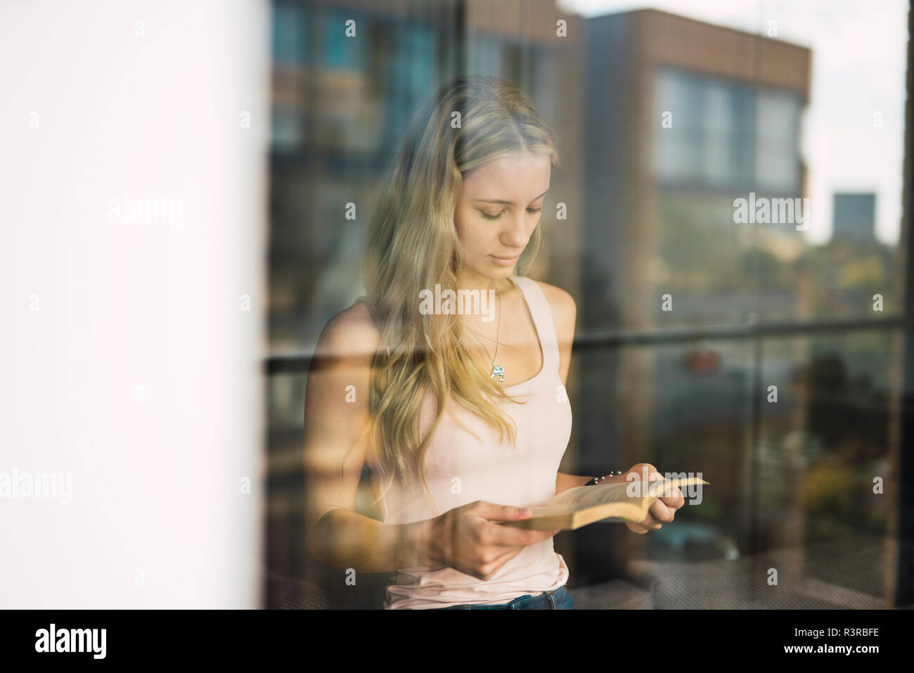 Reading behind hi-res stock photography and images - Alamy
