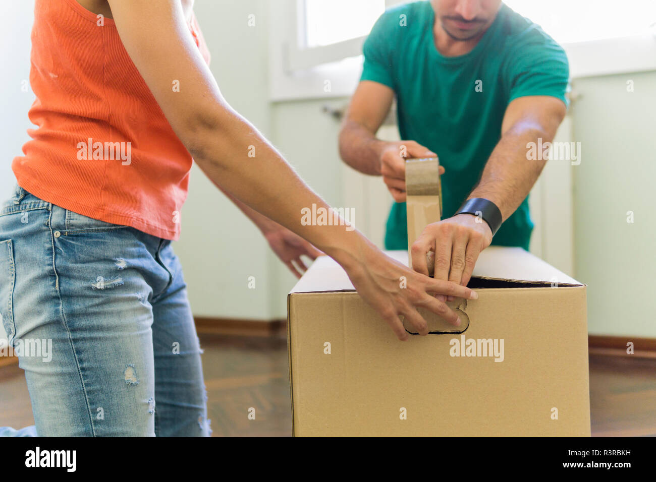 30 years male packing up boxes hi-res stock photography and images - Alamy