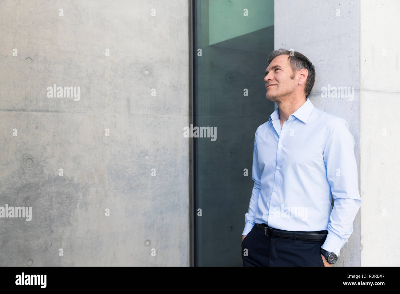 Man leaning against building hands hi-res stock photography and images ...