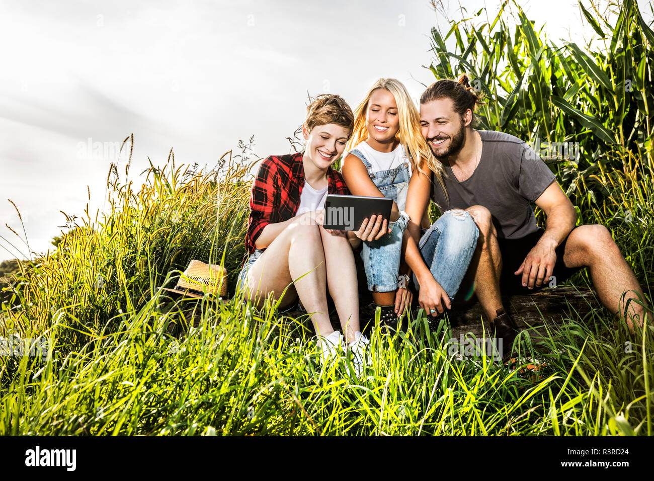 Sharing with friends hi-res stock photography and images - Alamy