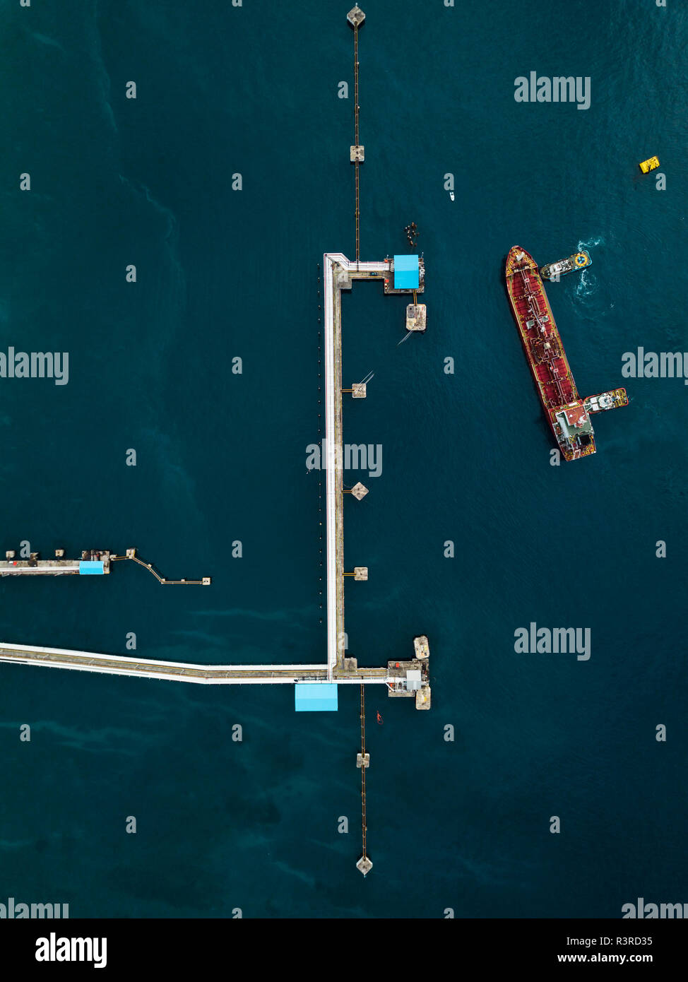 Tanker ship cargo overhead hi-res stock photography and images - Alamy