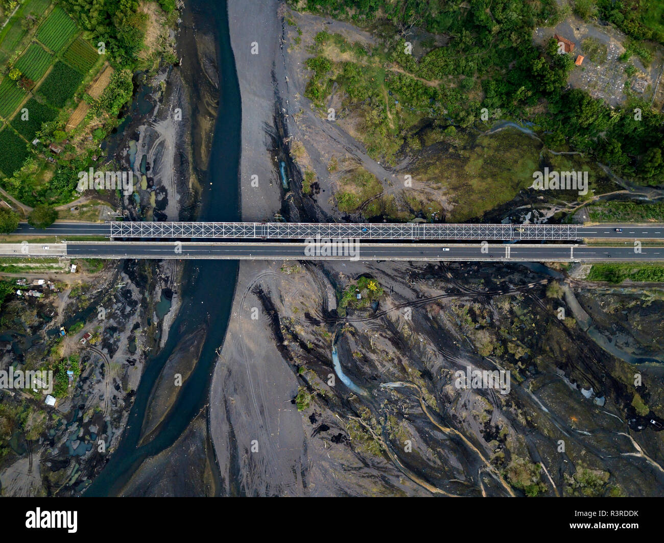 Drones above bridge hi-res stock photography and images - Alamy