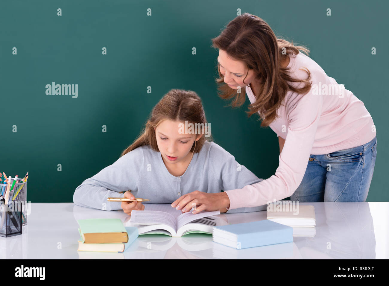 Relationship class hi-res stock photography and images - Alamy