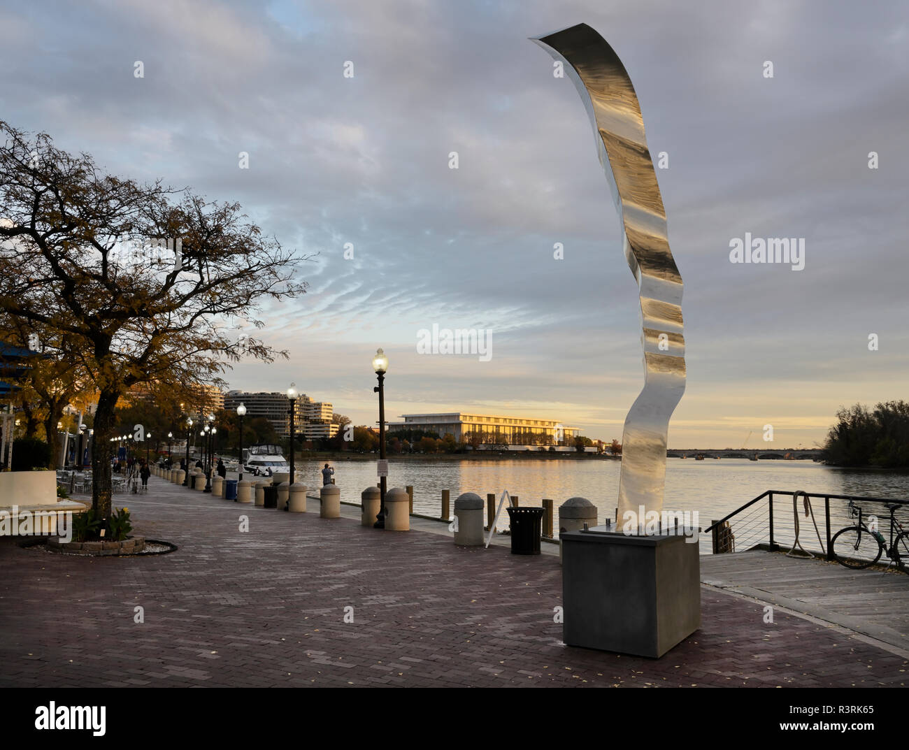 Pedestrian waterfront path hi-res stock photography and images - Alamy