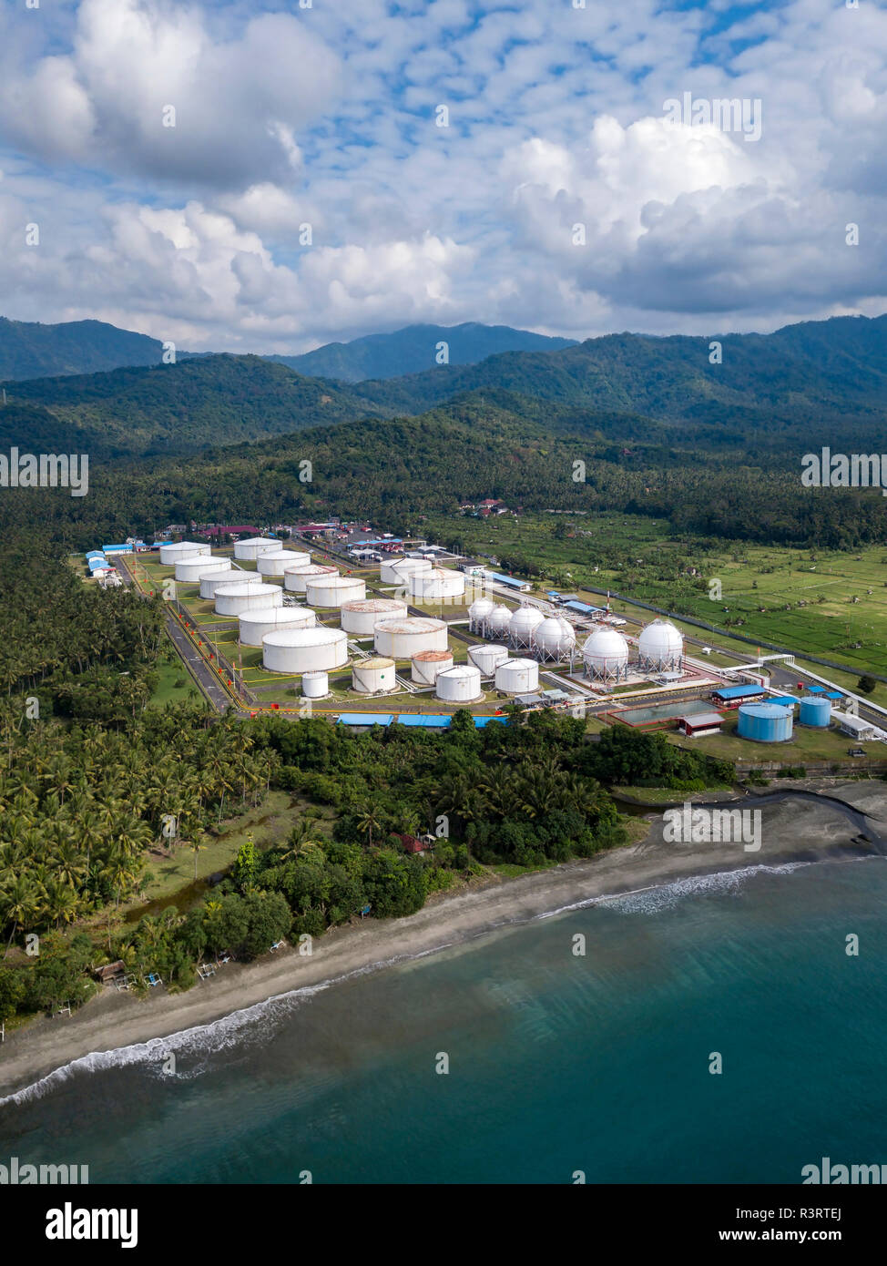Aerial of oil refineries hi-res stock photography and images - Alamy