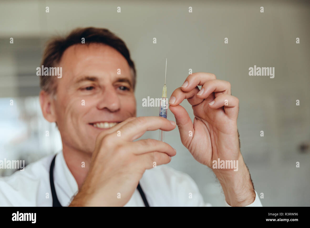 Doctor preparing injection, filling syringe Stock Photo - Alamy