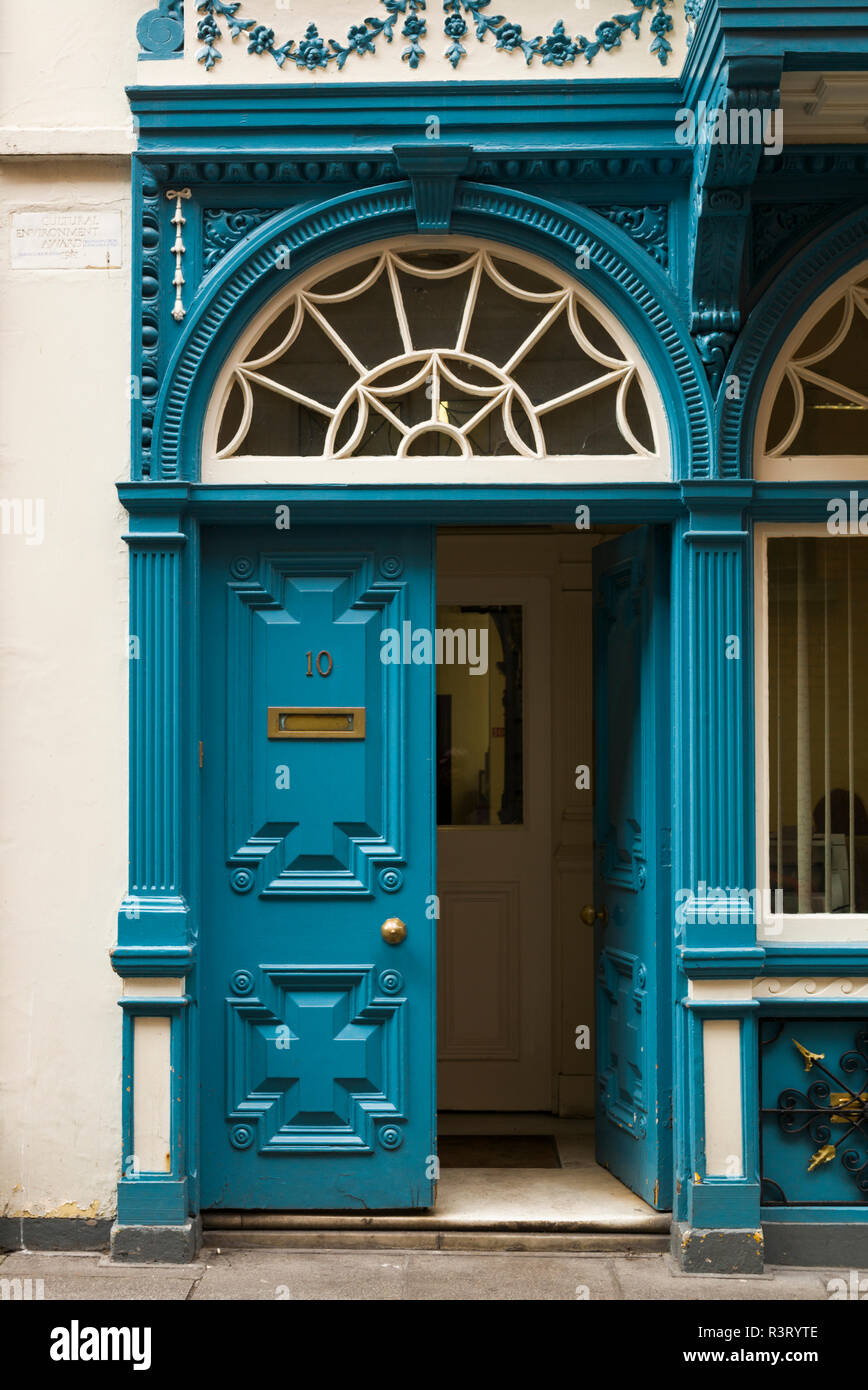 Irish bar doorway hi-res stock photography and images - Alamy