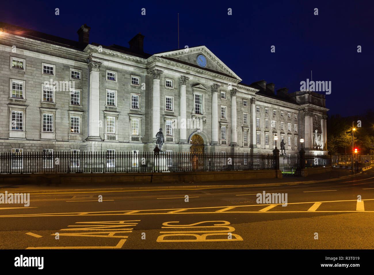 The main entrance trinity college hi-res stock photography and images ...