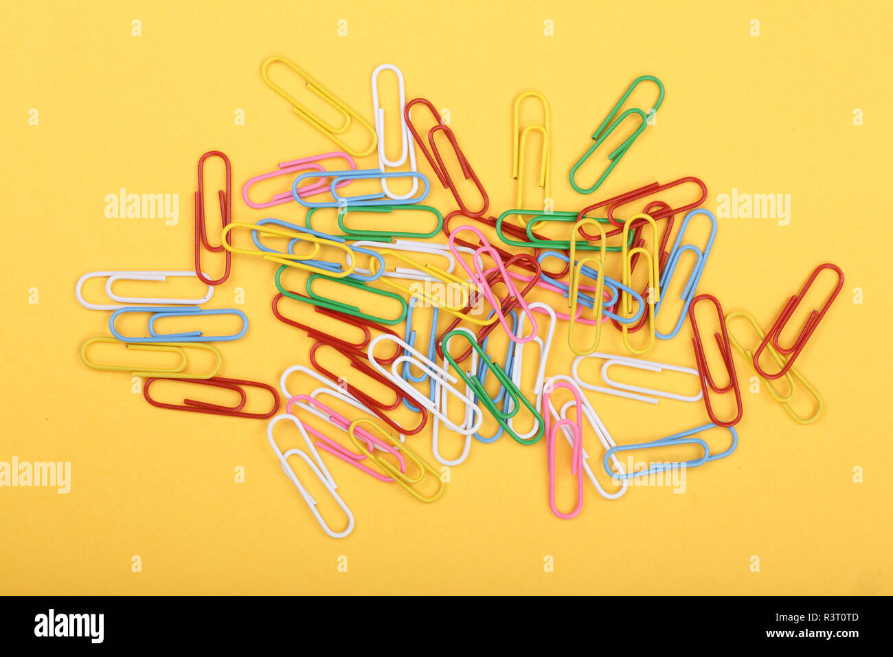 Yellow paper clip hi-res stock photography and images - Alamy