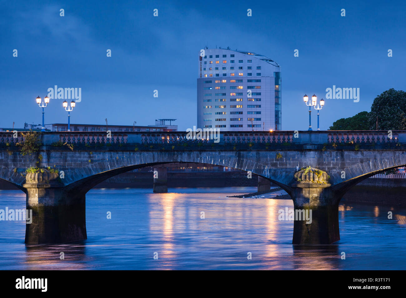 Limerick county with river shannon hi-res stock photography and images ...