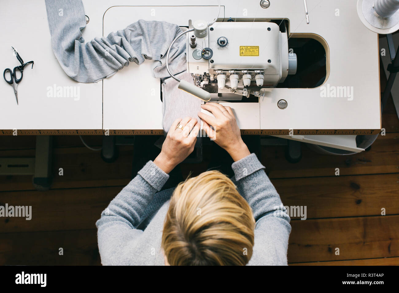 Woman using sewing machine hi-res stock photography and images - Alamy