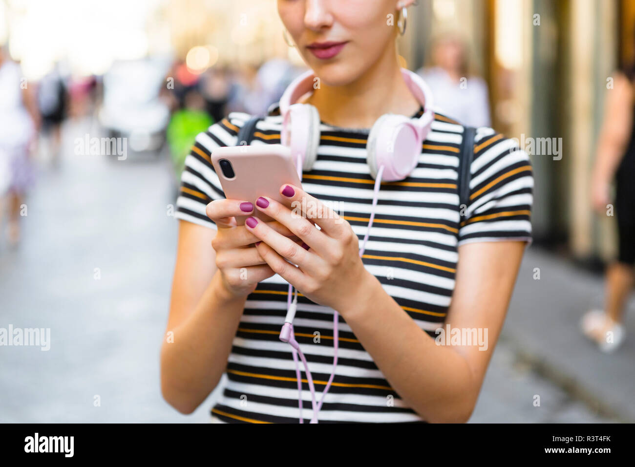 Using smartphones on street hi-res stock photography and images - Alamy