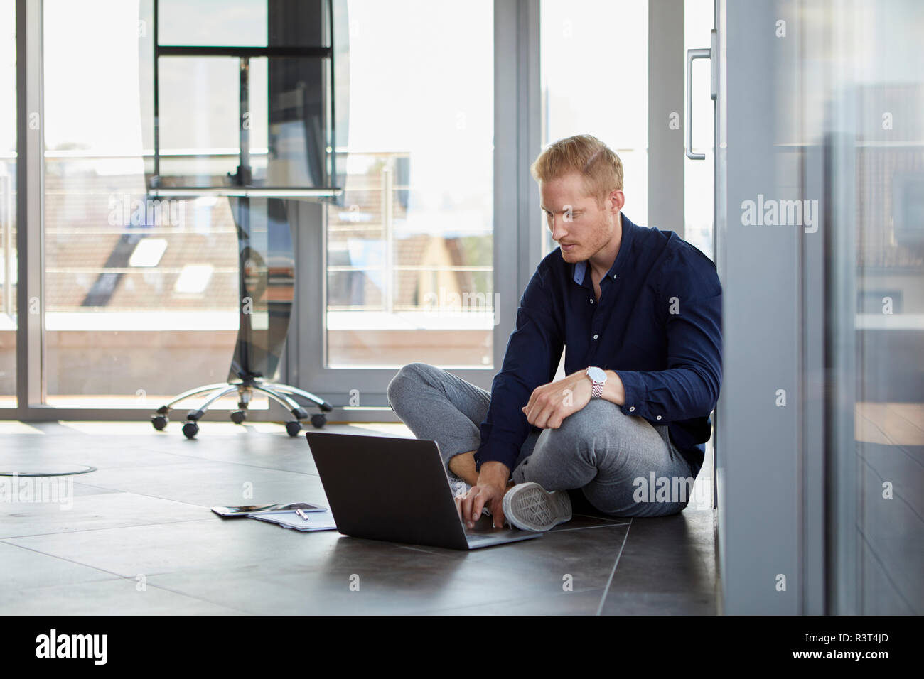 Sitting on windows hi-res stock photography and images - Alamy