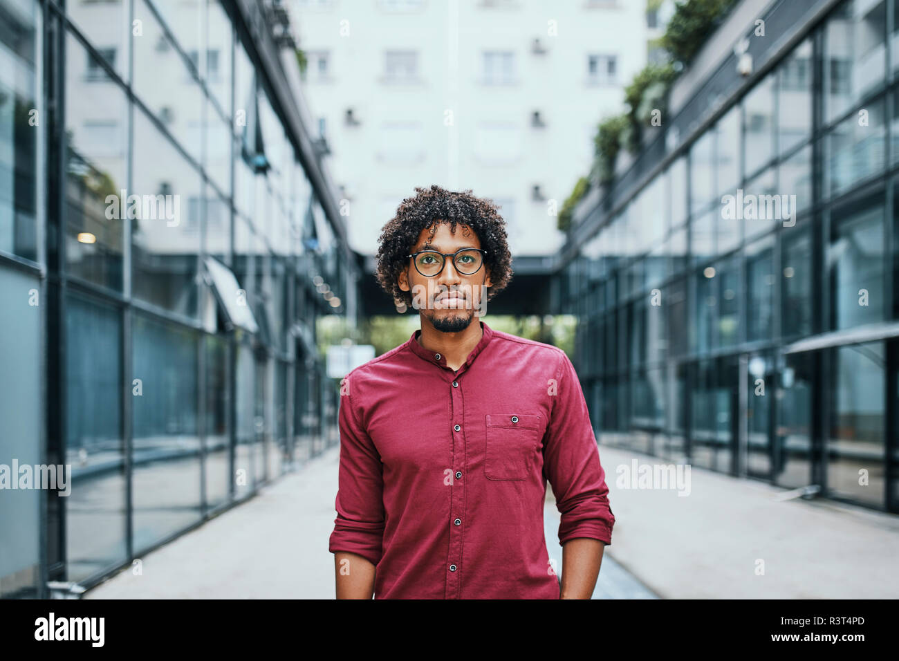 Portrait of a young man wearing glasses Stock Photo - Alamy