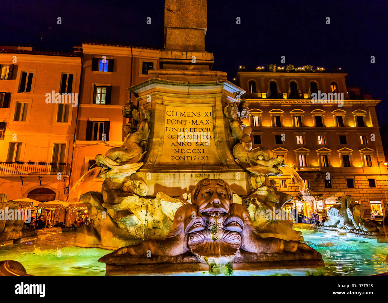 Della Porta Fountain, Piazza della Rotonda, Pantheon at night, Rome ...