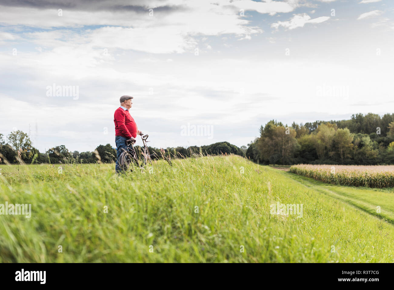 Rural bicycle hi-res stock photography and images - Alamy