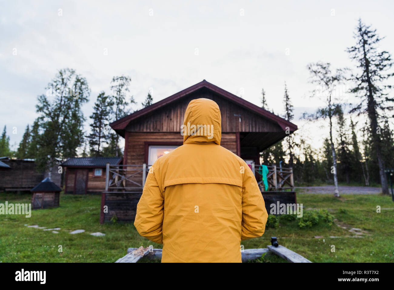 Man standing front log cabin hi-res stock photography and images - Alamy