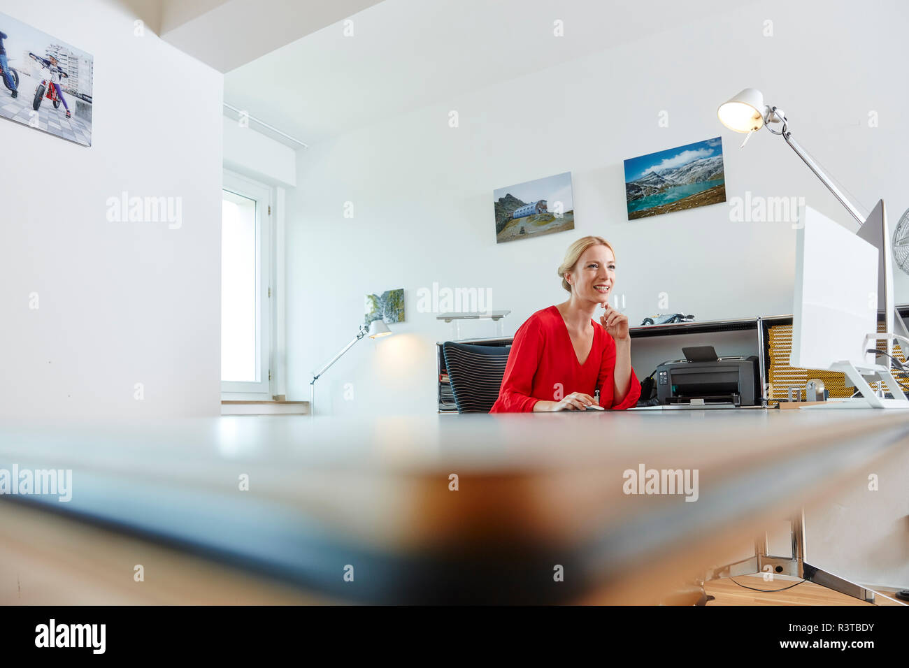 Woman office desk computer hi-res stock photography and images - Alamy