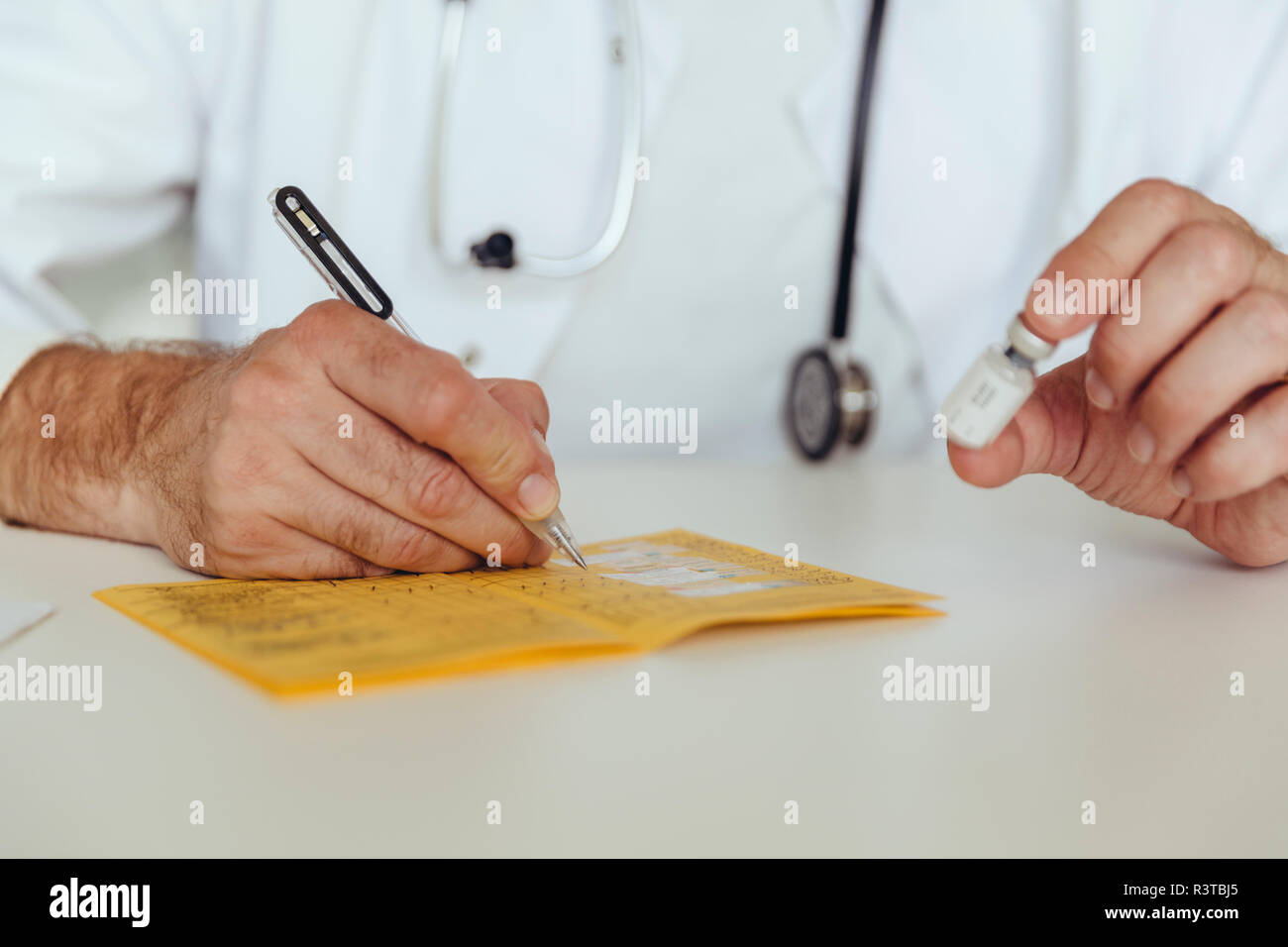 Immunization hi-res stock photography and images - Alamy