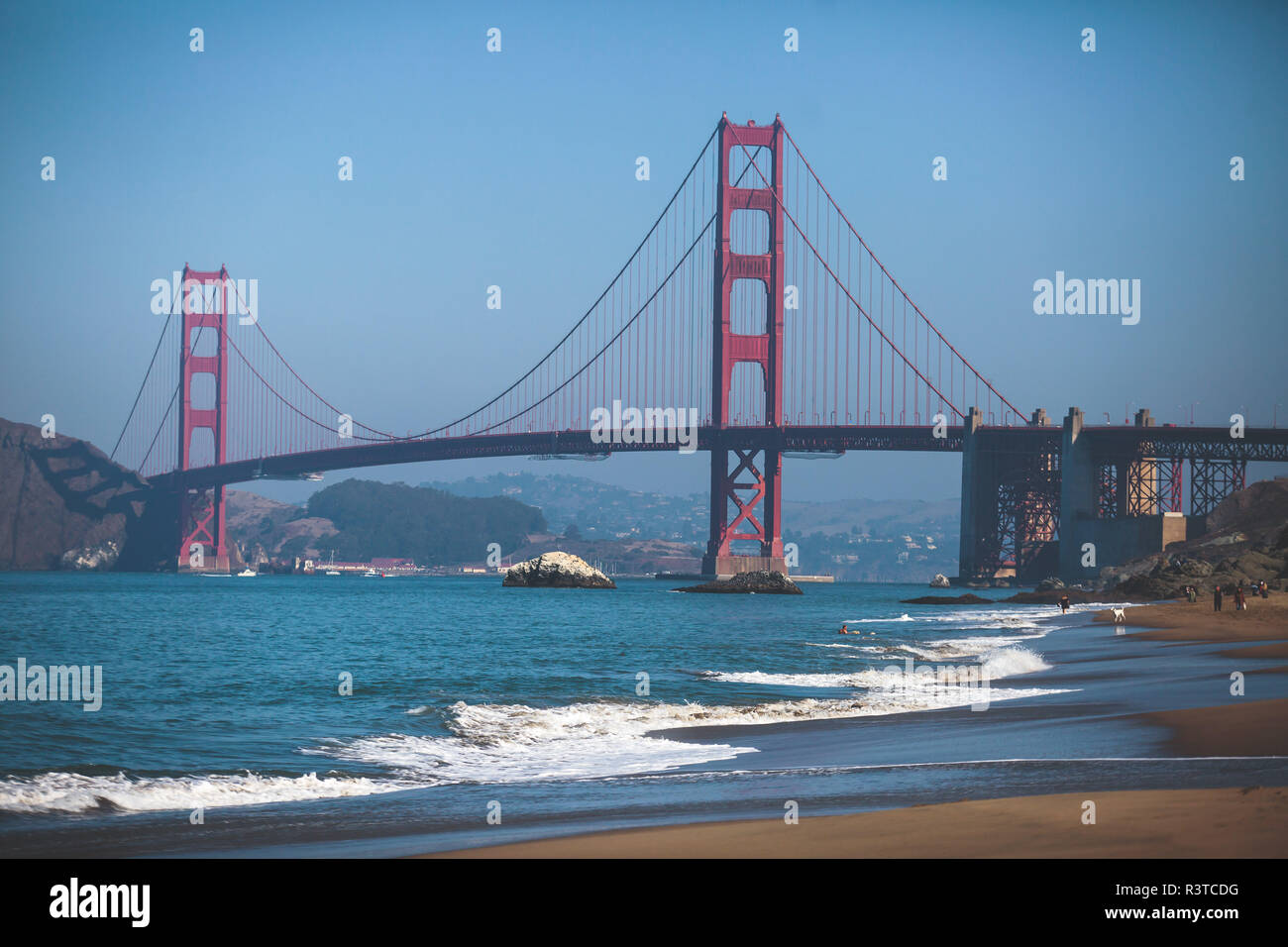 Classic panoramic view of famous Golden Gate Bridge seen from Baker ...