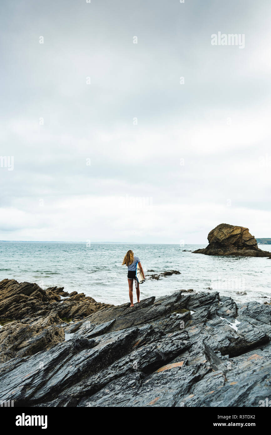 Woman carrying surfboard at the sea hi-res stock photography and images ...