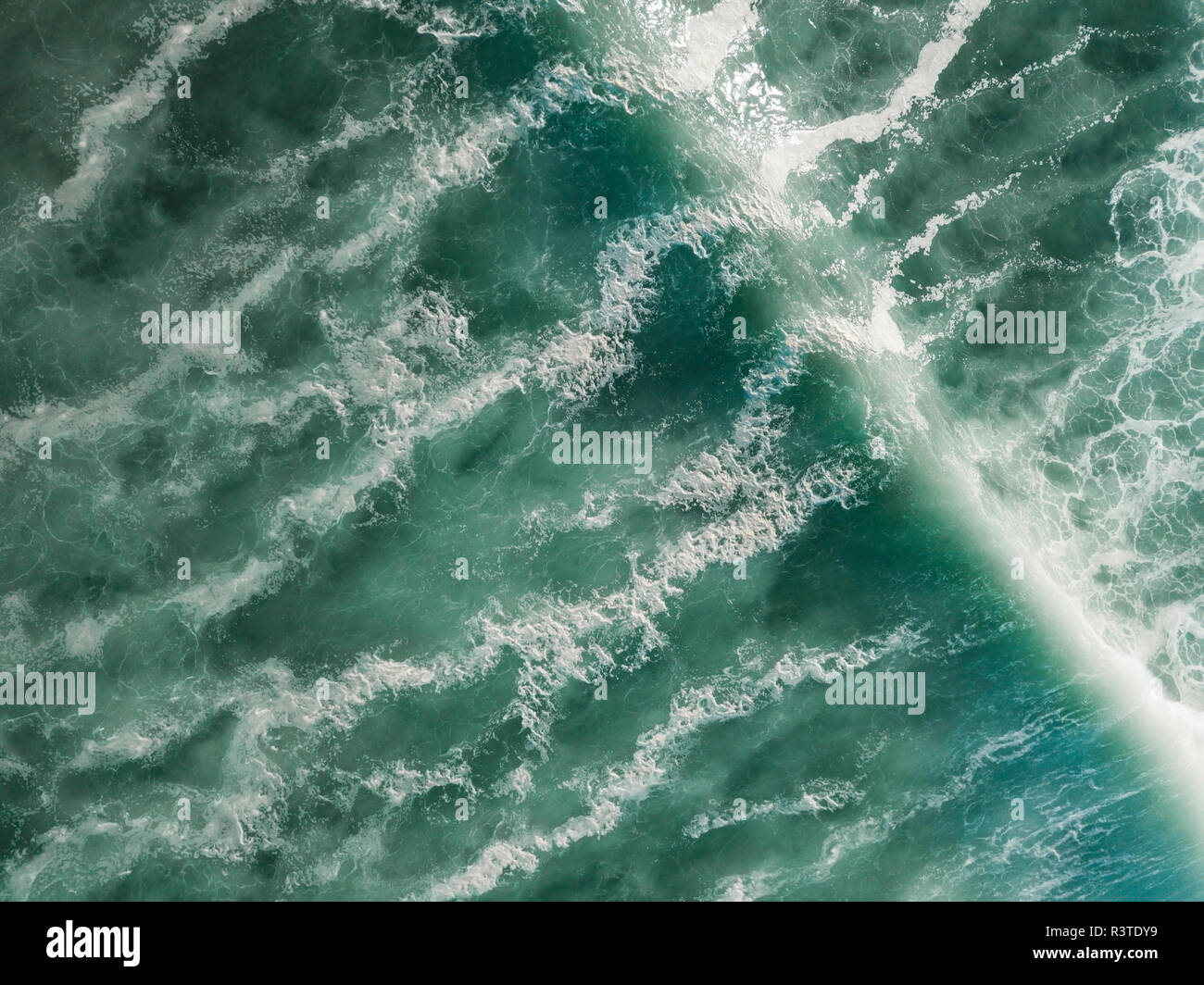 Looming waves hi-res stock photography and images - Alamy