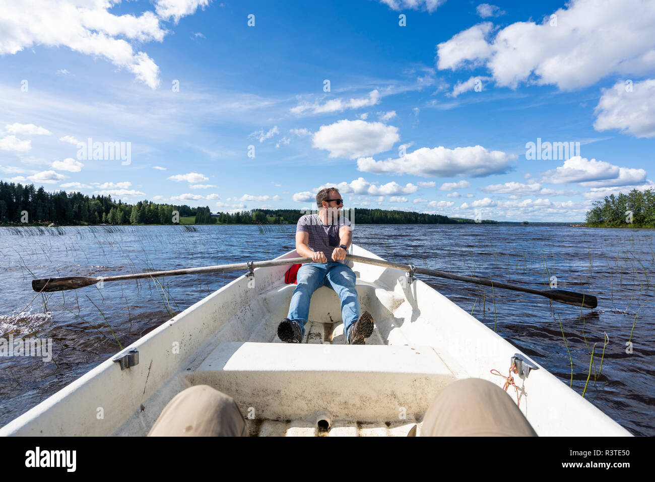 Man rowing boat hi-res stock photography and images - Alamy