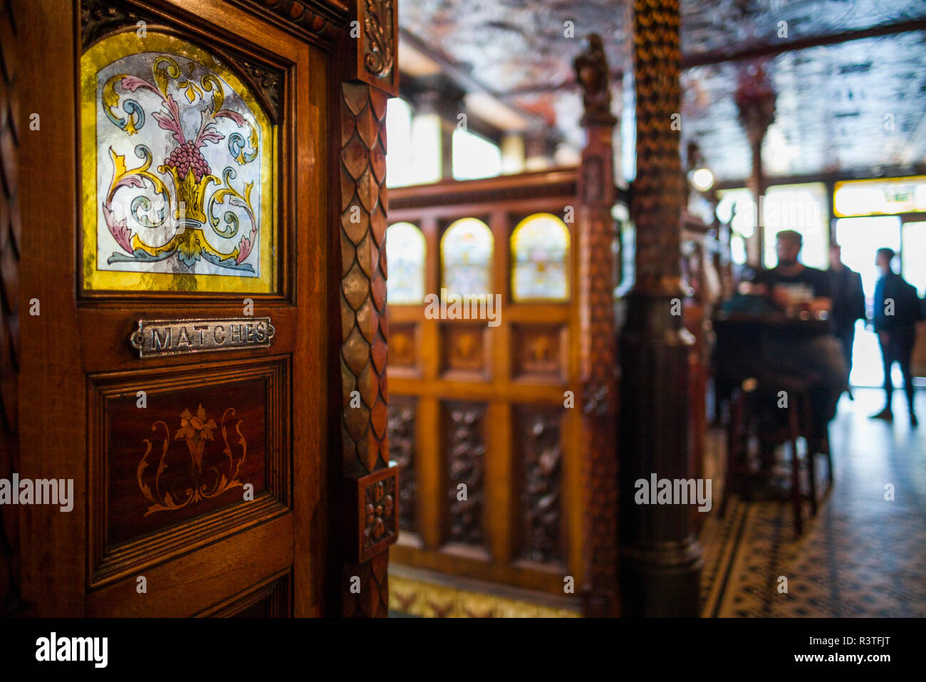 UK, Northern Ireland, Belfast, Crown Liquor Saloon, historic 1885 bar ...
