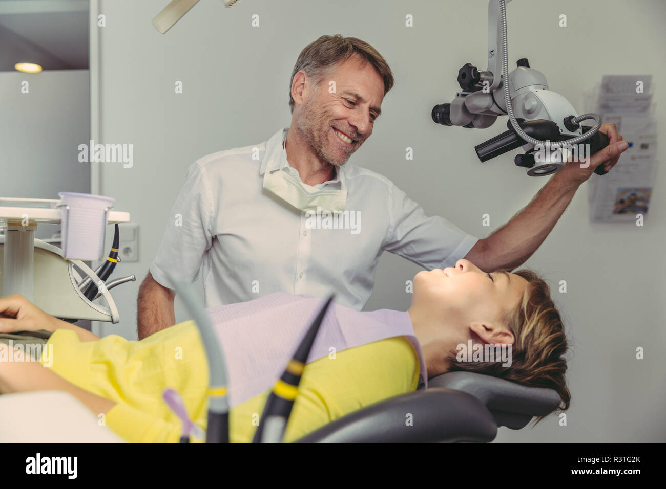 Dental treatment microscope hi-res stock photography and images - Alamy