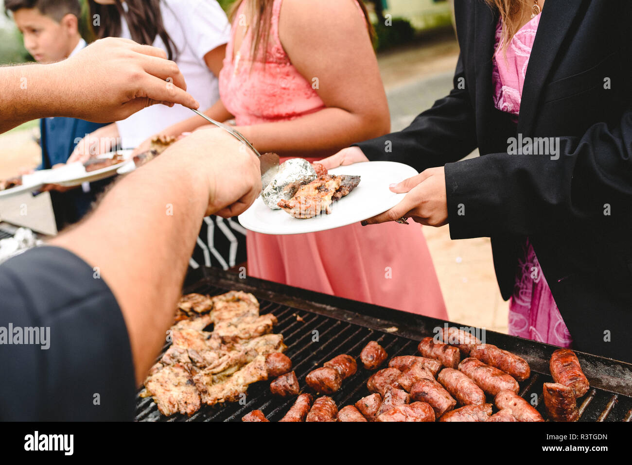Diners invited to a barbecue serving Stock Photo - Alamy