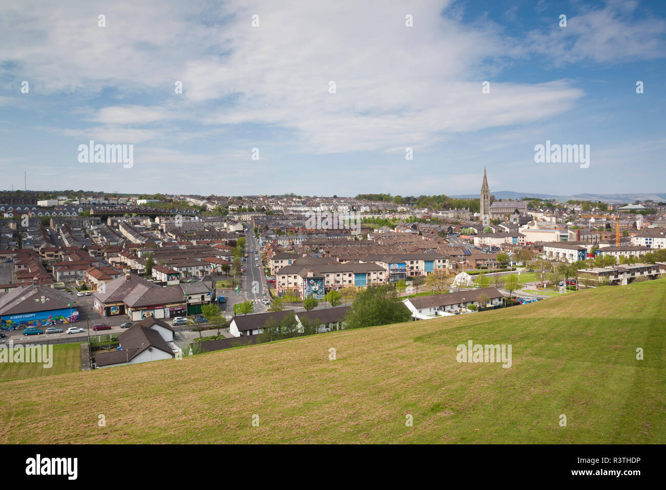 Derry city walls hi-res stock photography and images - Alamy