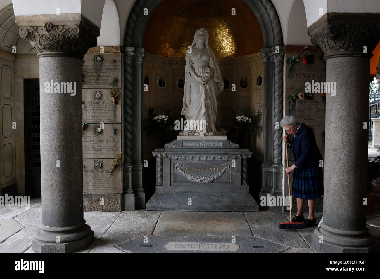Tombs cleaning hi-res stock photography and images - Alamy