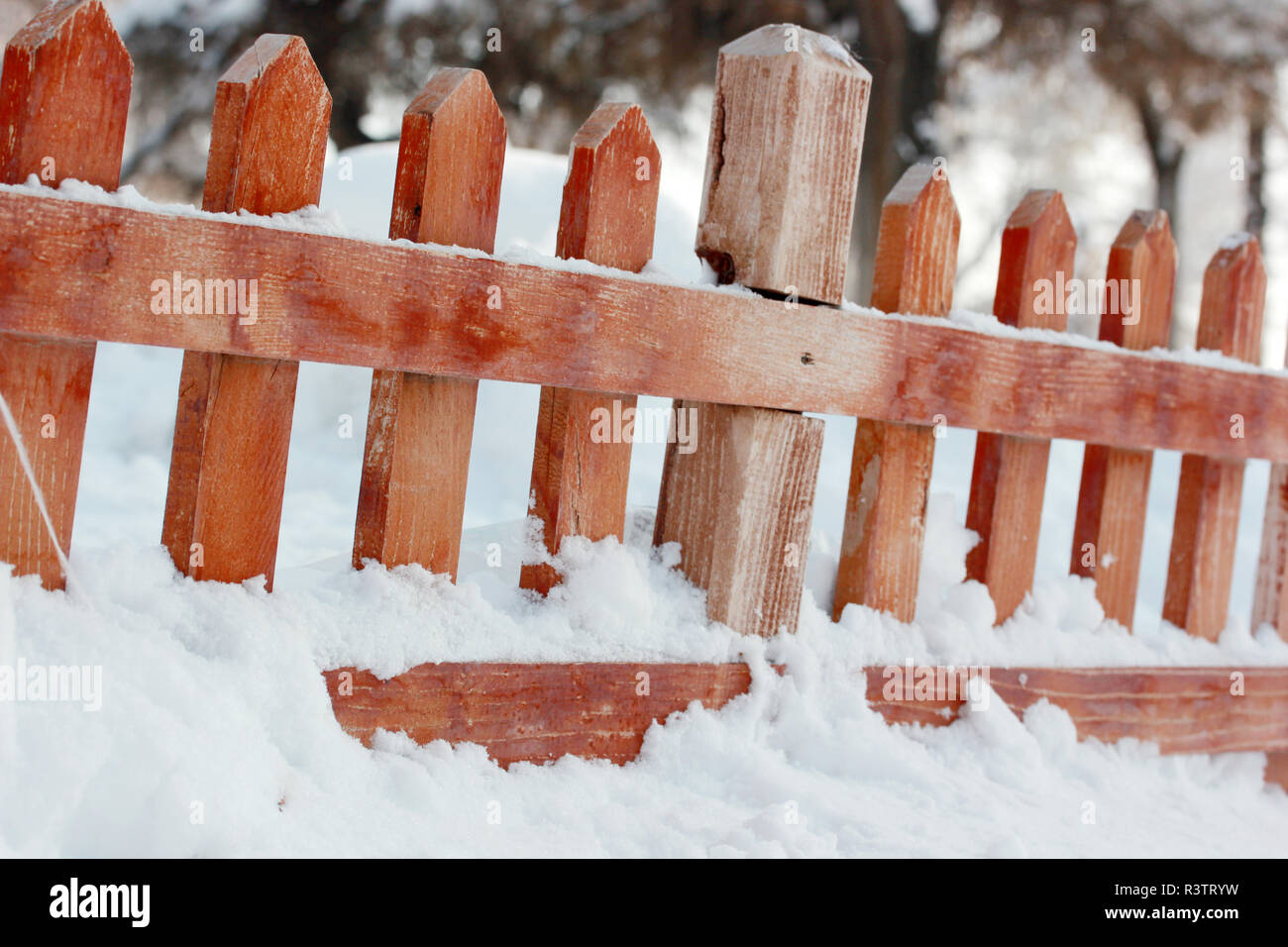 snow covered wood fence Stock Photo - Alamy