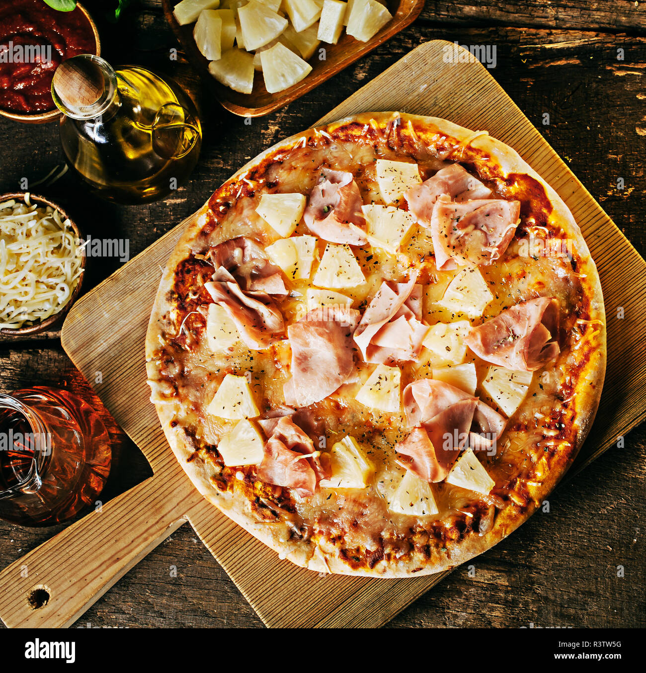 Salt baked pineapple hi-res stock photography and images - Alamy
