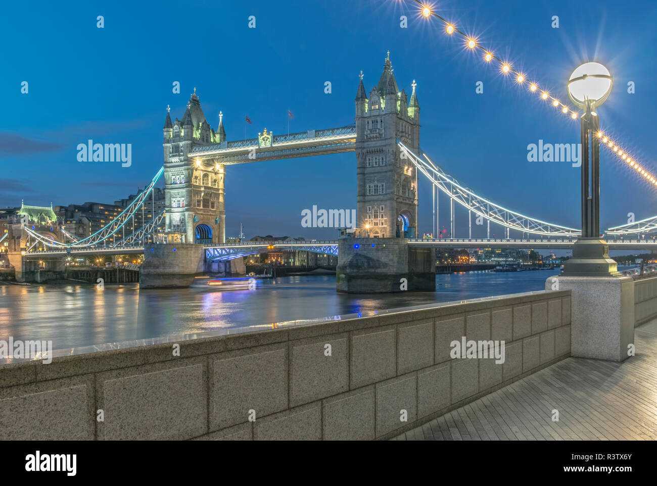Queen elizabeth ii tower bridge hi-res stock photography and images - Alamy