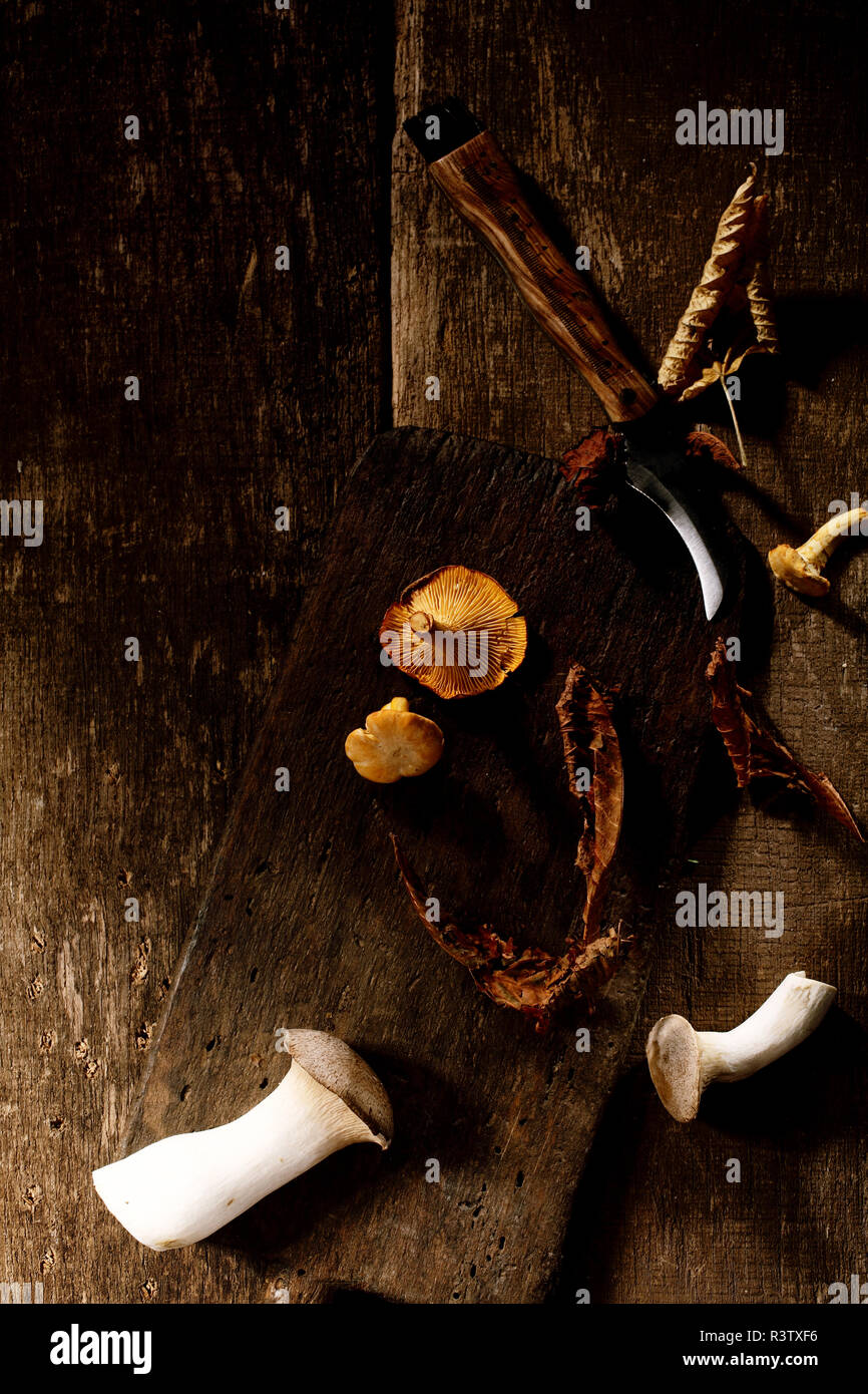 Dark wood table aerial hi-res stock photography and images - Alamy