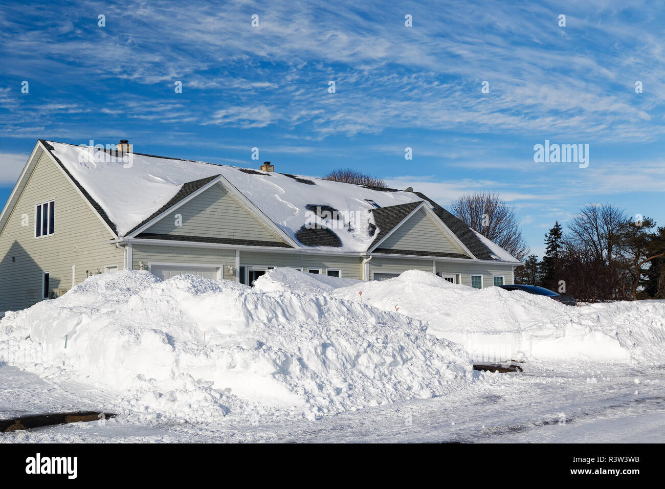 Snowbanks hi-res stock photography and images - Alamy
